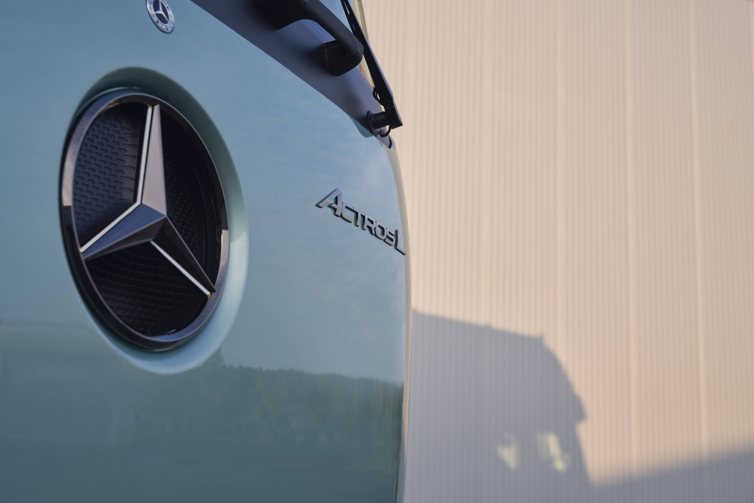 The new Actros L from Mercedes-Benz Trucks with its futuristic ProCabin ...